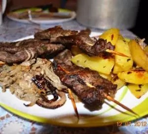 Spiedo nel forno (Dana Baserslas), ricetta passo-passo con le foto