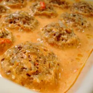 Gehaktballen met champignons gebakken in de oven in tomaten-zure roomsaus, stap-voor-stap recept met foto's