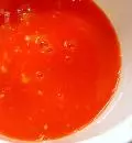 Ανακατέψτε τα συστατικά για τη μαγειρική σάλτσα ντομάτας-ξινή κρέμα