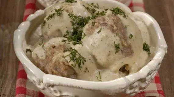 Meatballs di sosê kremî de, pênaseya gav-gav bi wêneyan