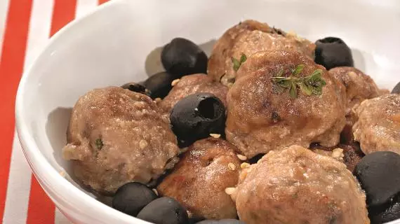 Meatballs italiane, recetë hap pas hapi me foto