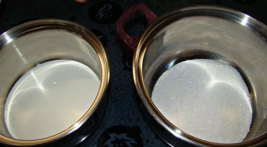 Sugar memakai api tengah, bawa krim untuk mendidih