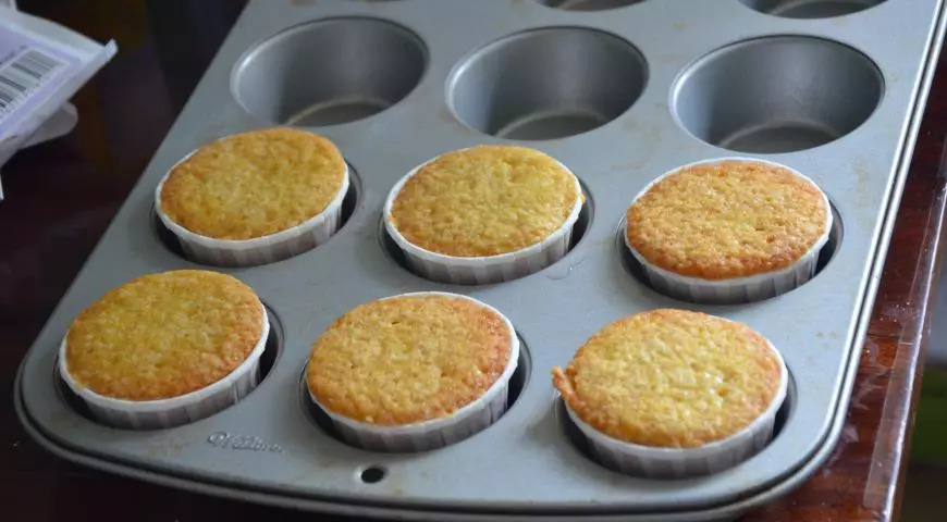 Wir backen die Cupcakes, wir entfernen die spezielle Düse vom Backen einer Mitte