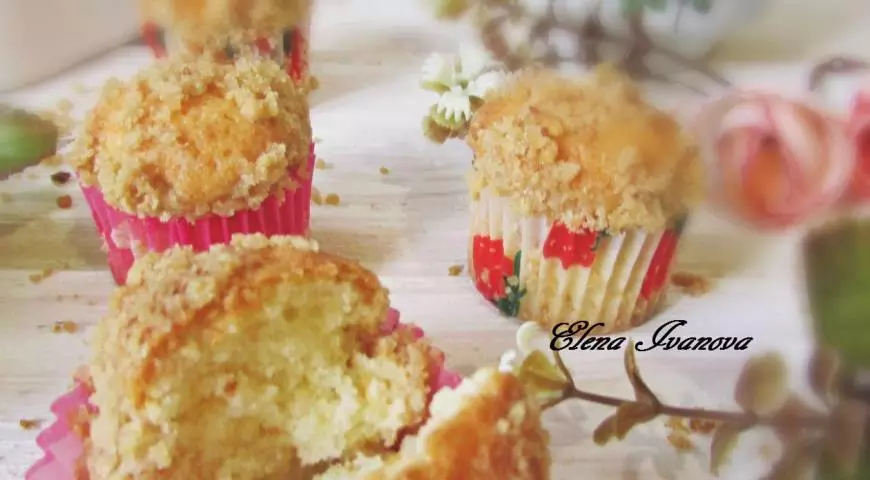 Cupcakes tal-ġobon cottage biċ-ċedru stramba