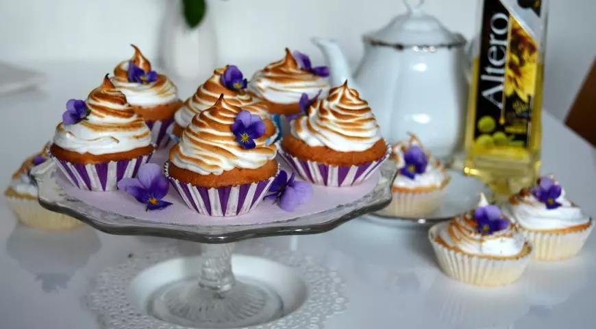 Lemon Capps under Swiss Meringue with violets, step-by-step recipe with photos