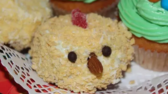 Cupcake "Chicken" with cottage cheese cream, step-by-step recipe with photos