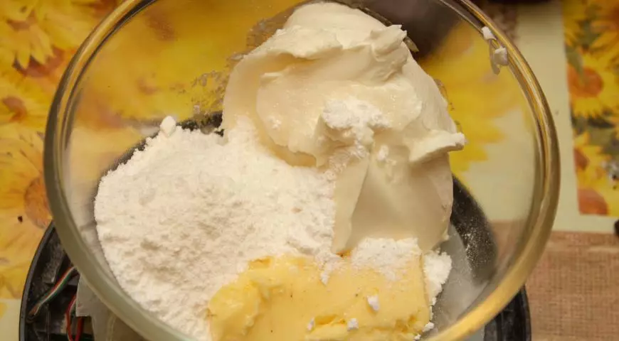 Pagsagol alang sa cream curd cheese, lana ug asukal nga pulbos