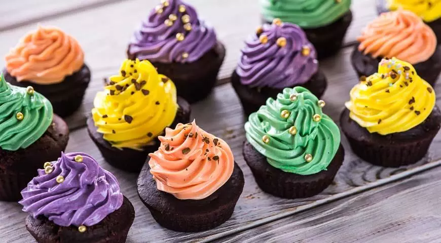 Kaffee- und Schokoladen-Cupcakes mit mehrfarbiger Creme, Schritt-für-Schritt-Rezept mit Fotos