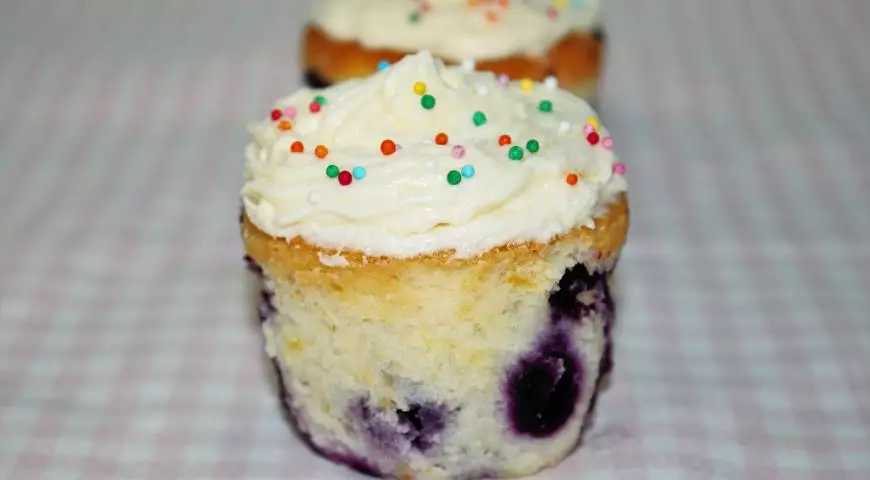 Lemon cupcakes with blueberries