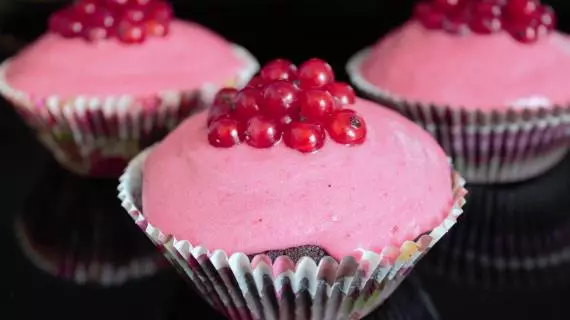 Schokoladenkappen mit roter Johannisbeere, Schritt-für-Schritt-Rezept mit Fotos