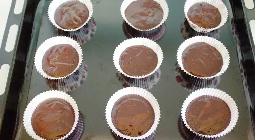 Letakkan cupcake cokelat dipanggang dalam oven