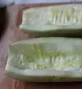 Preparació d'un zucchini per omplir