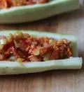 Pagpupuno ng zucchini vegetables at chicken fillet.