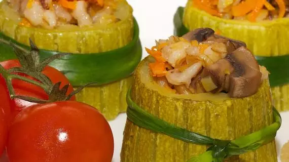 Zucchini, pinalamanan na may cereal, step-by-step recipe na may mga larawan