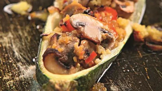 Ang zucchini na pinalamanan ng mushroom na may mushroom, hakbang-hakbang na recipe na may mga larawan