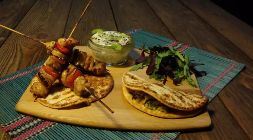 印度顆粒與大康（Mouli Paratha）到土耳其Kebabs（Tikka Masala）用黃瓜賴特，逐步食譜與照片