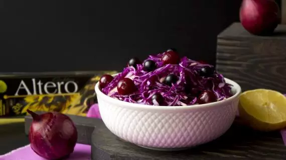 Salona Red Cabbage bi Cherry û Currant, pêngava pêngava-gav-gav bi wêneyan