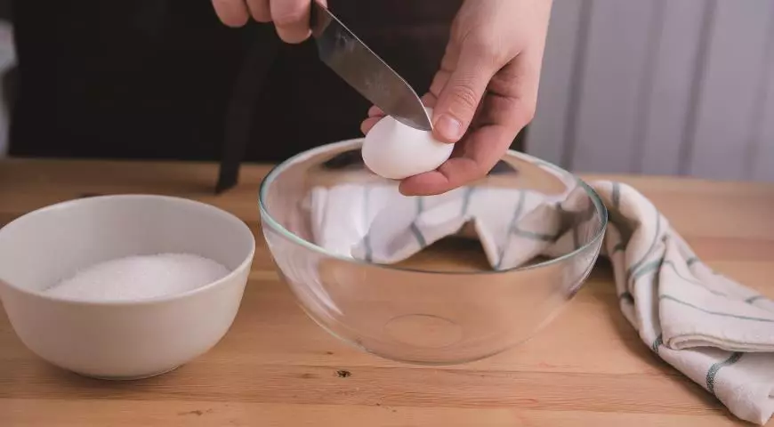 Telur cambuk dengan gula untuk memasak doh