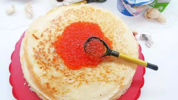 Pancakes Custard në një recetë mbretërore, hap pas hapi me foto