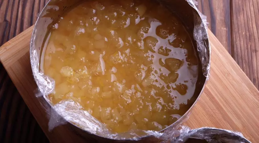 Illa awọn apples ati gelatin ni fọọmu naa