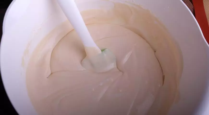 Ṣafikun ipara ti o nà lati caramel mousse fun akara oyinbo