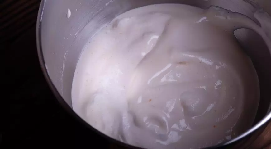 Meng die geklopte eiers vir die deeg van Mousse-koek