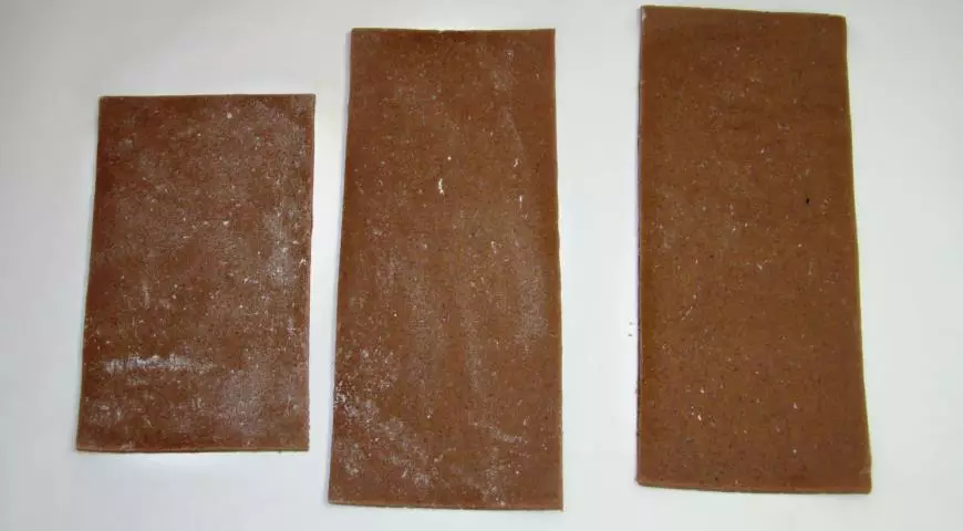 Dall'impasto di Gingerbread, rotoliamo gli strati a forma di piatto, noi cuociamo nel forno