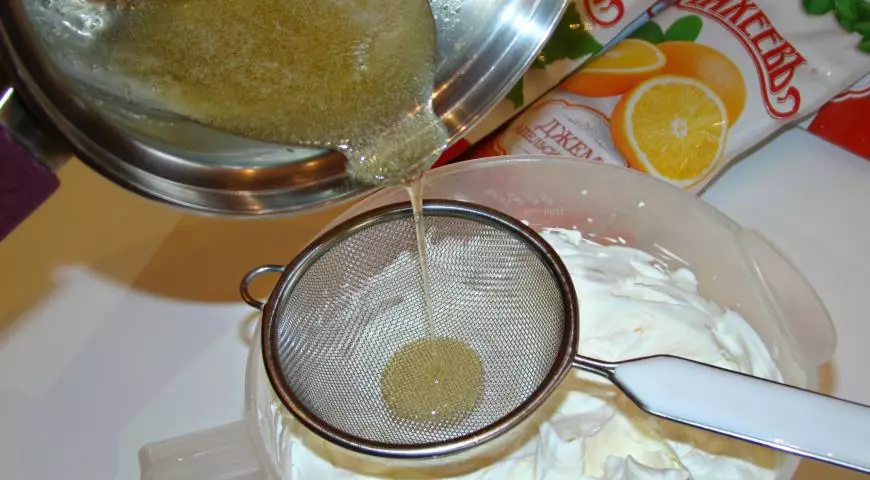 Per la crema da cucina crema con lo zucchero a velo, aggiungere gelatina