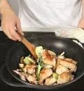 Фото приготовления рецепта: Курица в сливочном соусе с грибами, шаг №2