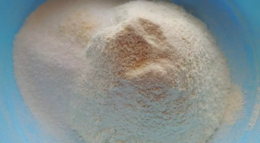 Dans la farine ajoutez du sel et du sucre