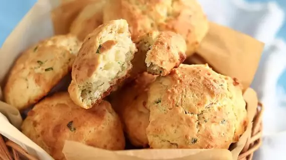 Galletas de queso con cebollas verdes, receta paso a paso con foto