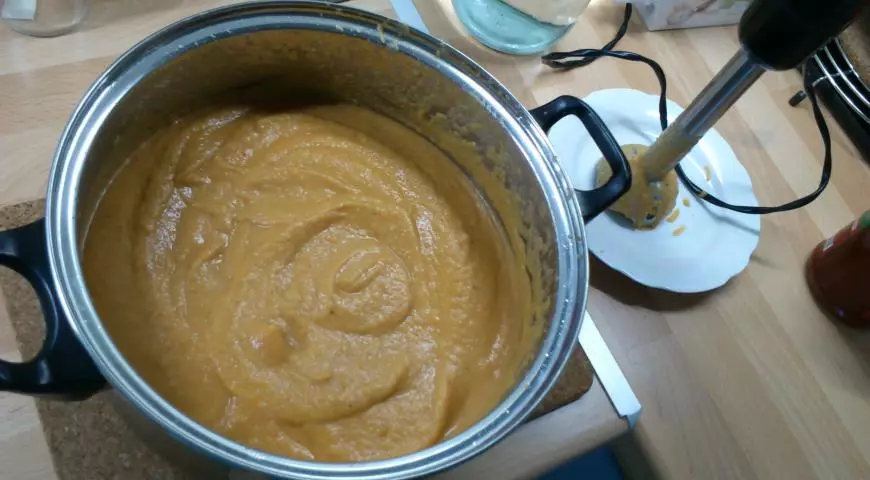 A sakamakon puree, ƙara man tumatir da kayan yaji