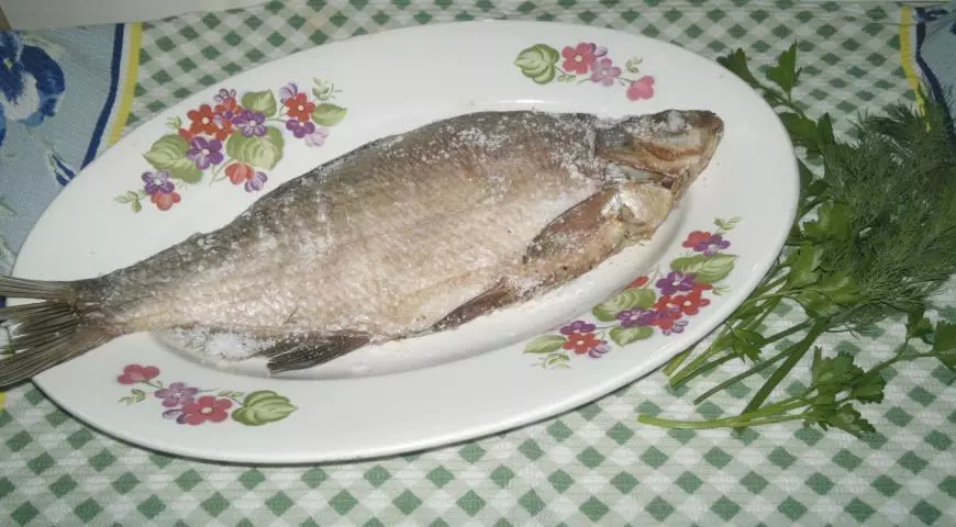 Bream پخته شده در نمک، دستور العمل گام به گام با عکس