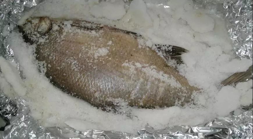 Stock Foto Cooking recipe: bream baked in salts, step number 8