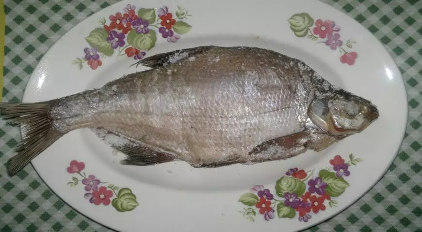 Foto gatim recetë: bream pjekur në kripë, hapi nr. 9