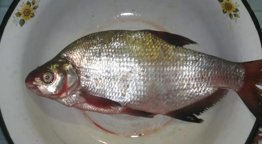 Stock Foto Cooking recipe: bream baked in salt, step number 1