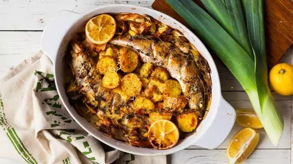 Pike Perch با سیب زمینی و فلفل، دستور العمل گام به گام با عکس