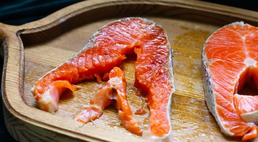 Setopo ea ho reka ha setoko: sa salmon Medallion tlasa litapole, mohato oa bobeli