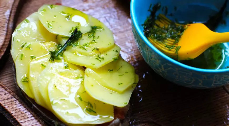 Foto de la preparació de la recepta: medalló de salmó sota rajoles de patata, pas número 6