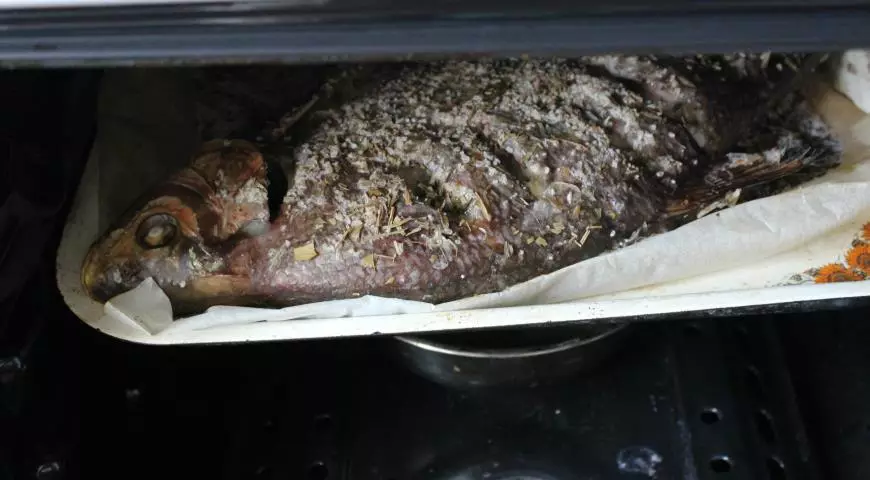 Kita panggang bream ing uyah nganggo rempah-rempah ing oven nganti kesiapan