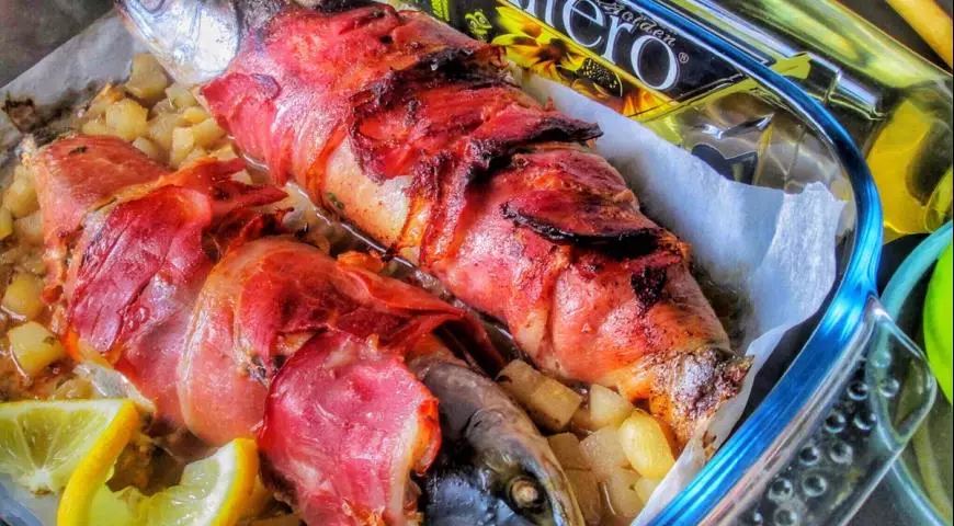 Salmon inihurnong sa bacon.