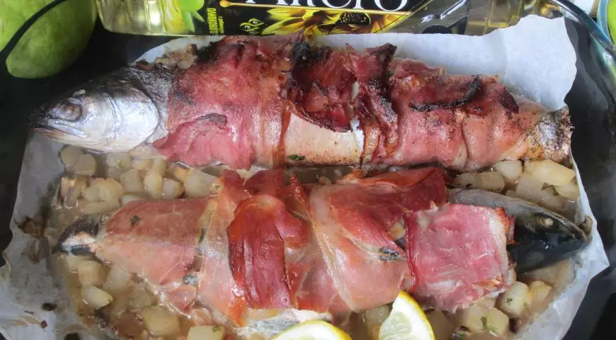 Salmon na inihurno sa bacon, handa na