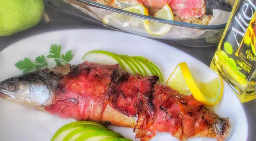 Decorare il salmone al forno in pancetta