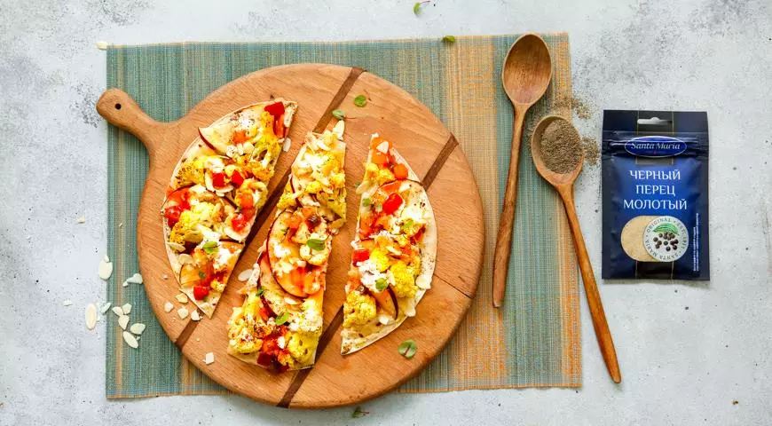 Pizza su stile tortille del grano vegano