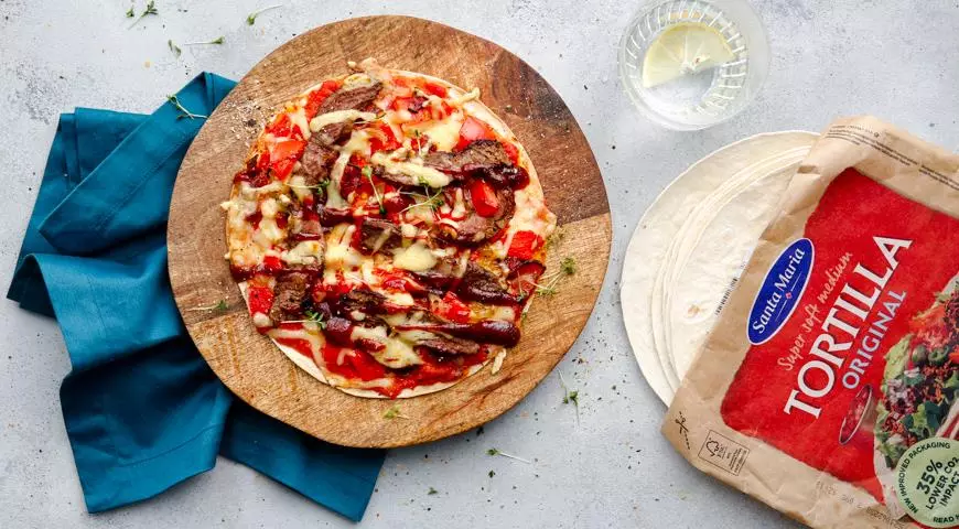 Pizza fuq l-istil tal-barbikju tal-qamħ