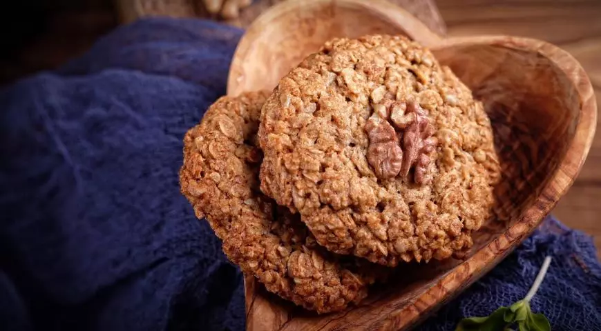 Preparando galletas de harina de avena con nueces.