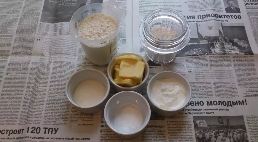 Prepare todos los ingredientes para la preparación de galletas de crema agria.