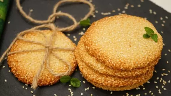 Cookies rápidas de sésamo crujiente, receita paso a paso con fotos