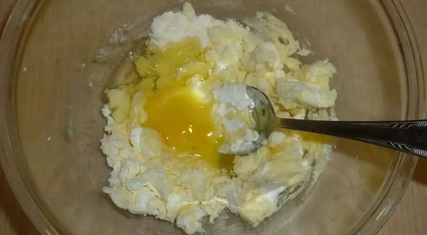 To the base for cookies, add an egg, mix