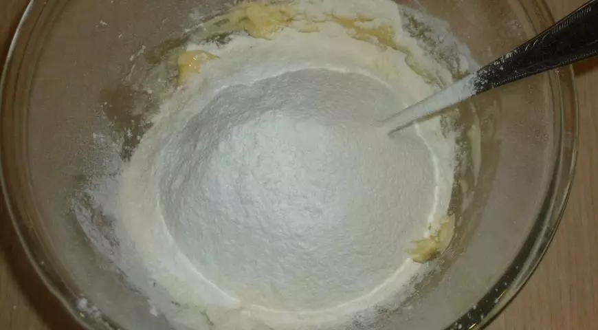 Add to the oil sainted flour and baking powder, kneading homogeneous dough